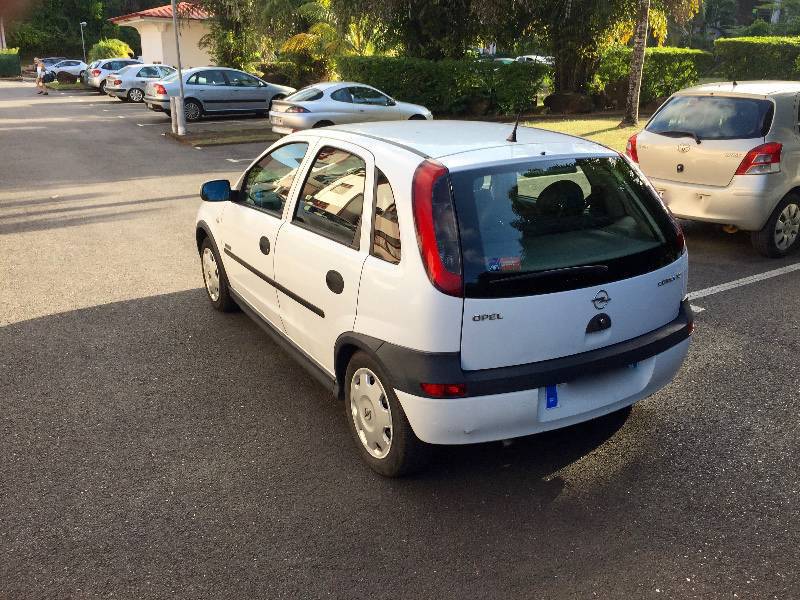 Opel corsa c 2001 essence - Voitures Guyane • Cyphoma